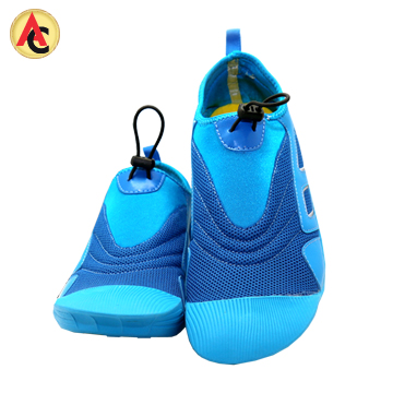 Water shoes with hydrodynamic toes | Global Sources