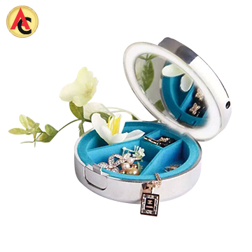 Compact mirror lights up, stores items | Global Sources