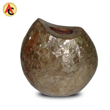 Vase features golden capiz shell inlay | Global Sources