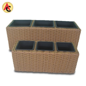 Planter set in handwoven synthetic wicker | Global Sources